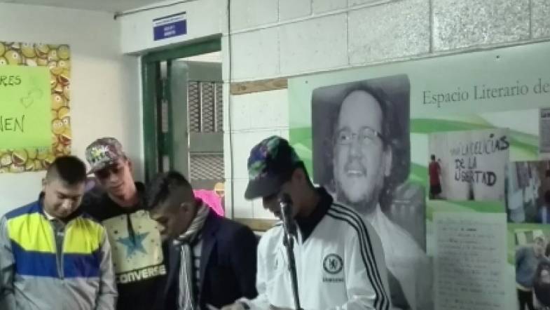 Acompañamos la visita de César González a la biblioteca del IRAR ...